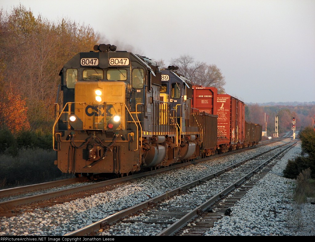 CSX 8047 leads a short Q327 west